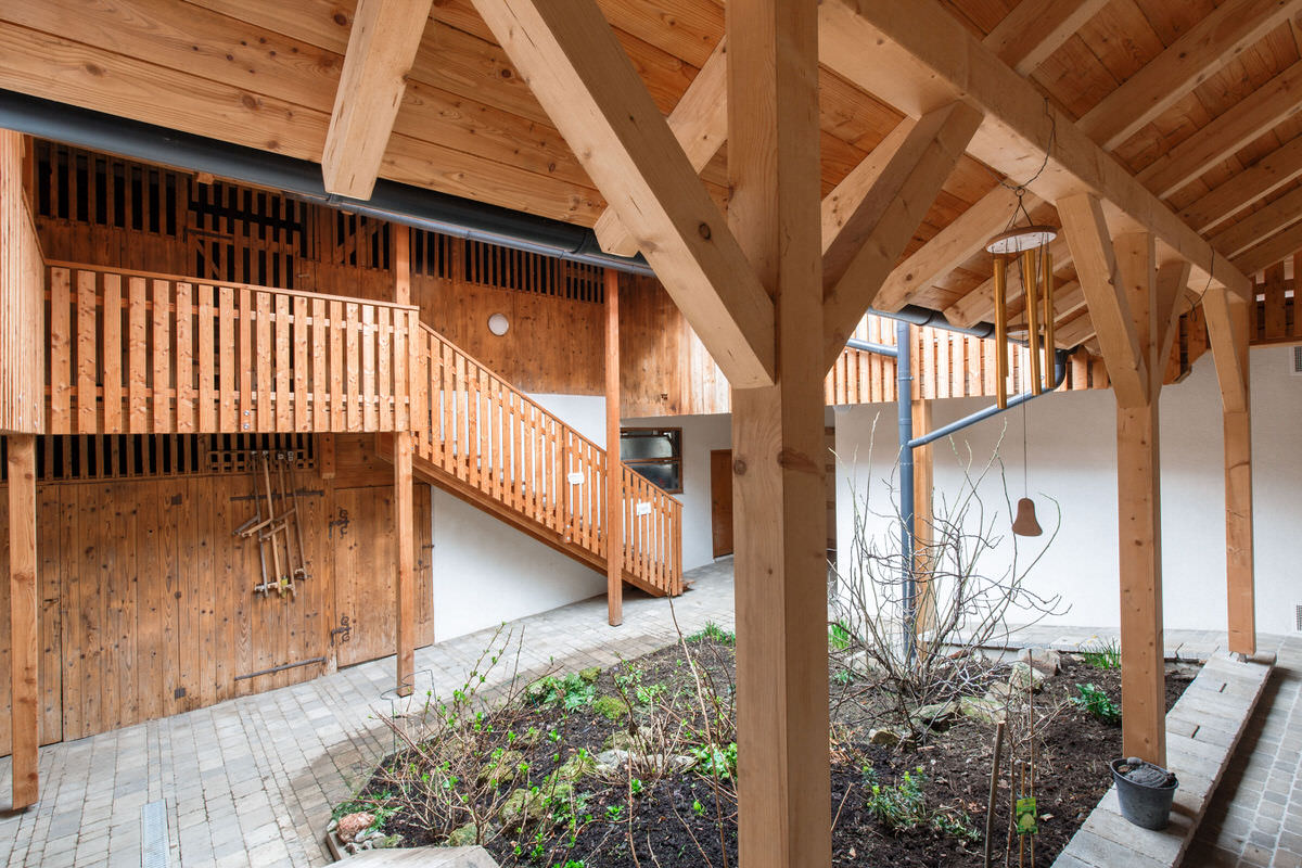 Lärchenstiege/ -treppe im Innenhof eines Bauernhauses - Steinkogler ...